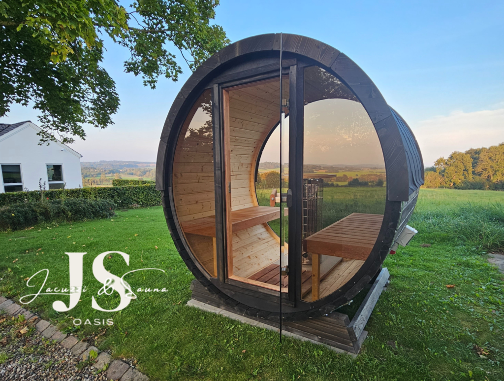 Nedidelė apvali pirtis su abiem sienomis panoraminiais langais - Domo ...